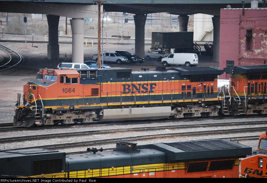 BNSF 1064